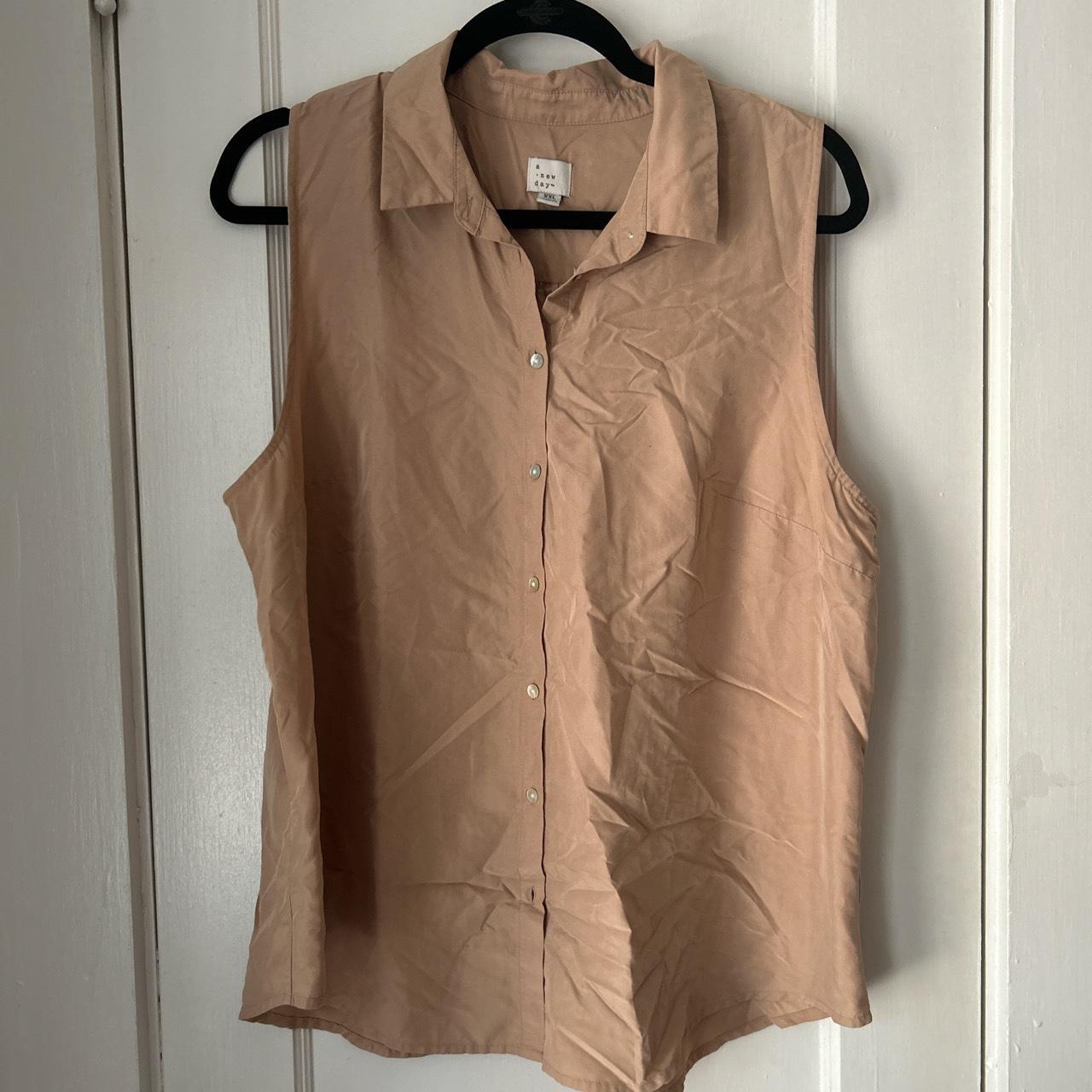 Tan sleeveless button up - Depop