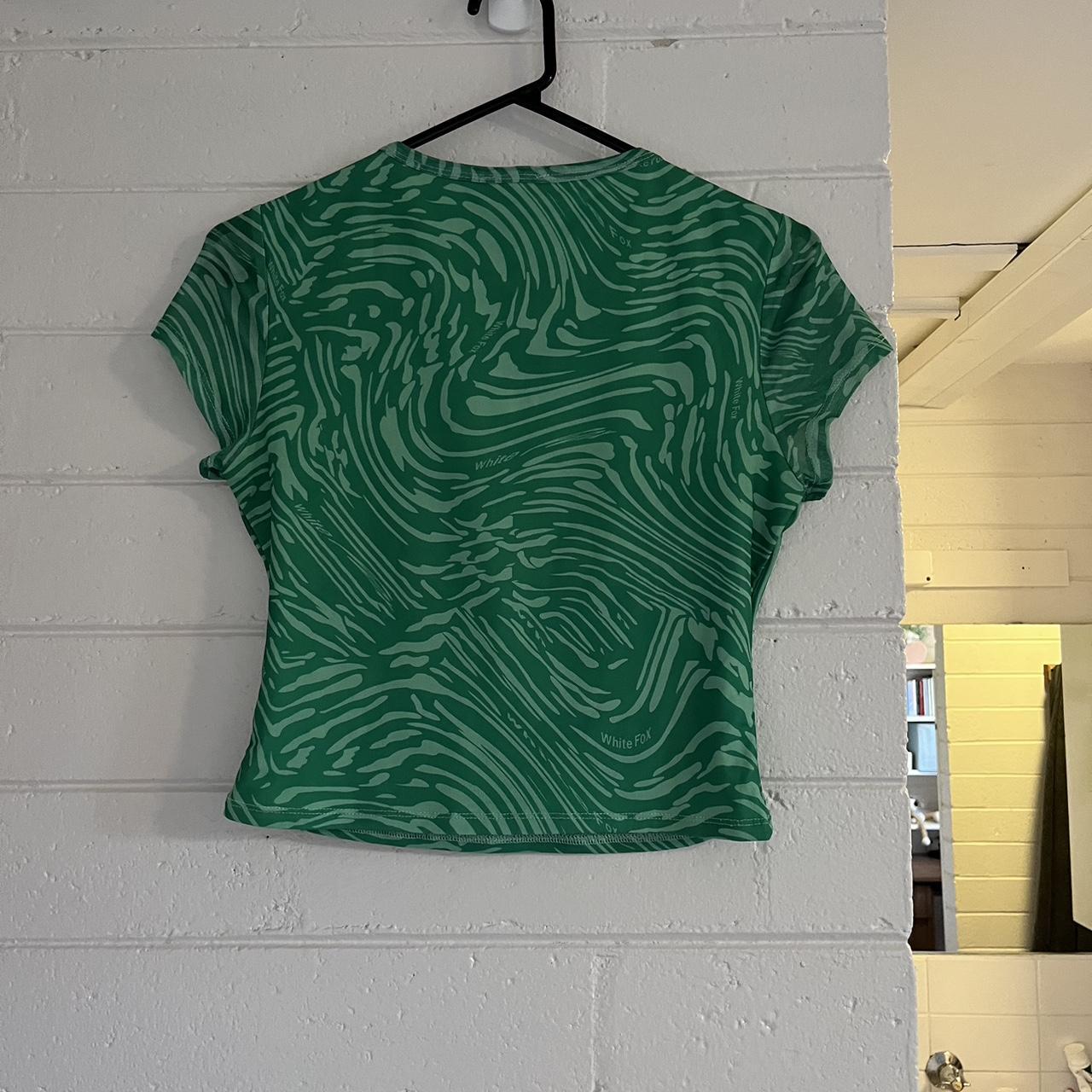 Super flattering white fox top with a groovy pattern - Depop