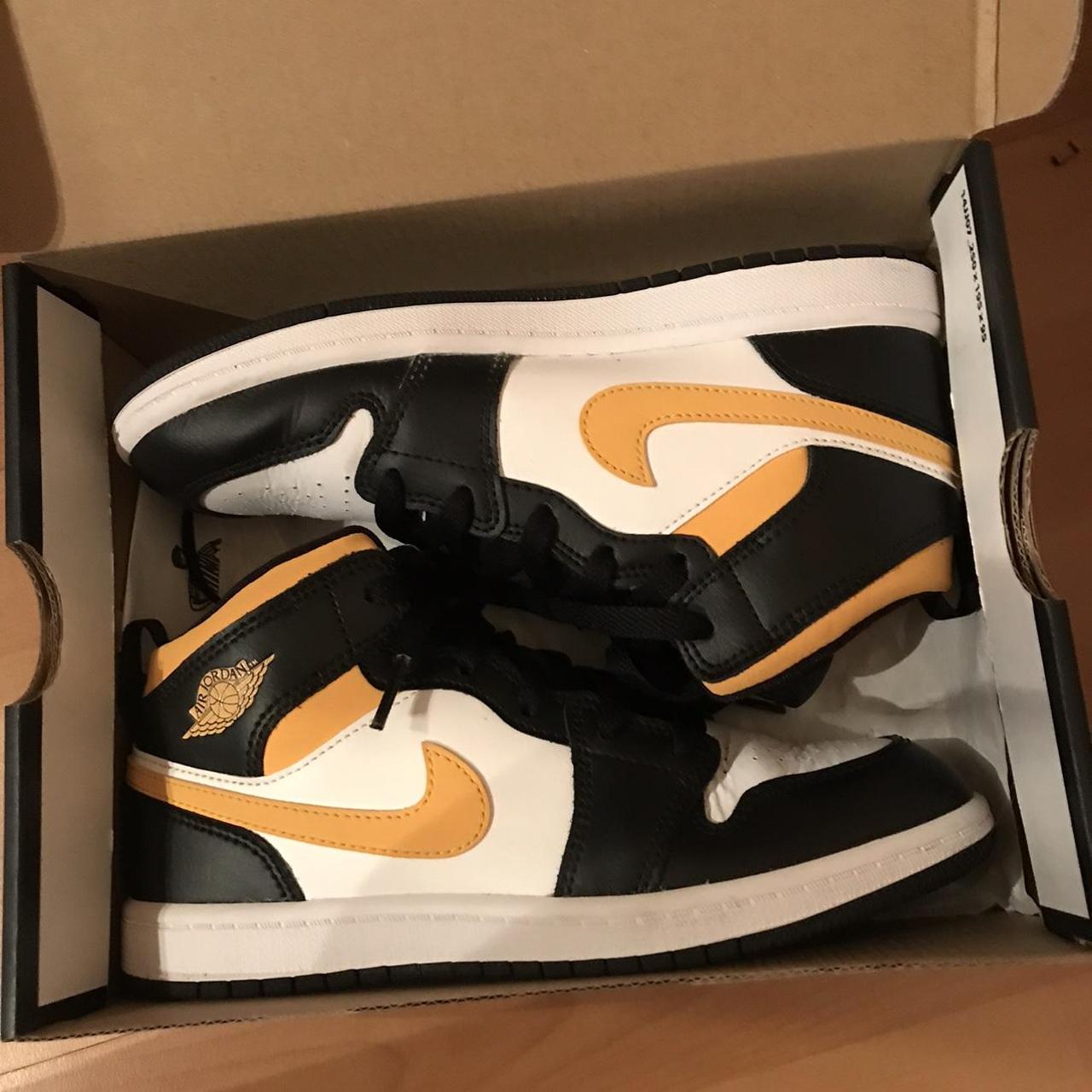 Nike Yellow and Black Trainers | Depop