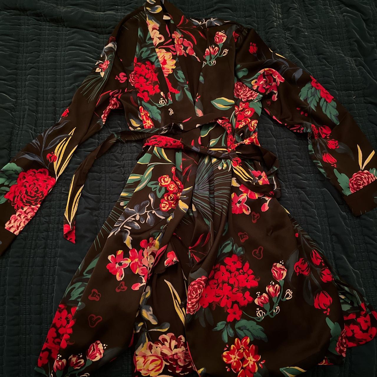Floral robe polyester and spandex robe that feels... - Depop
