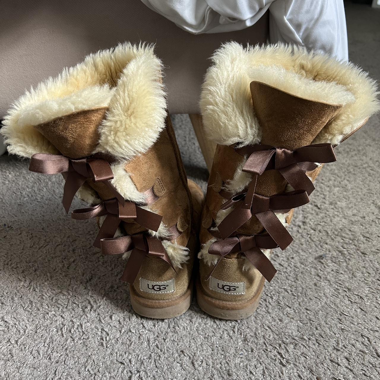 Bailey bow Uggs Kids size but fits a women’s size 6 - Depop