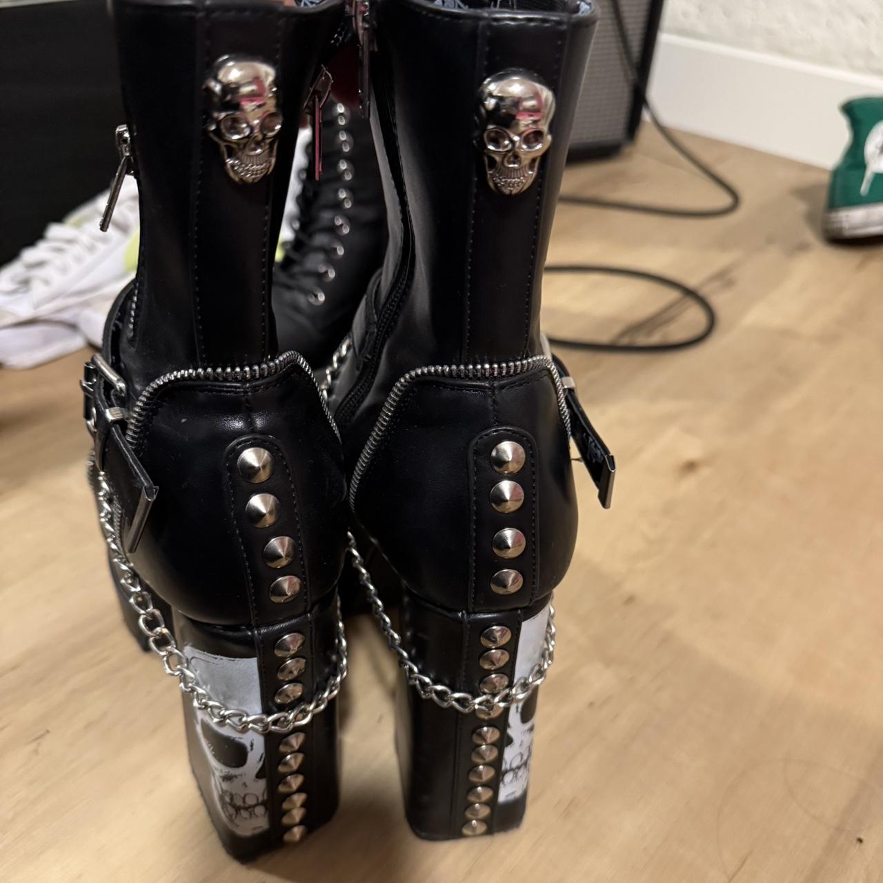 Skull rave boats worn twice - Depop