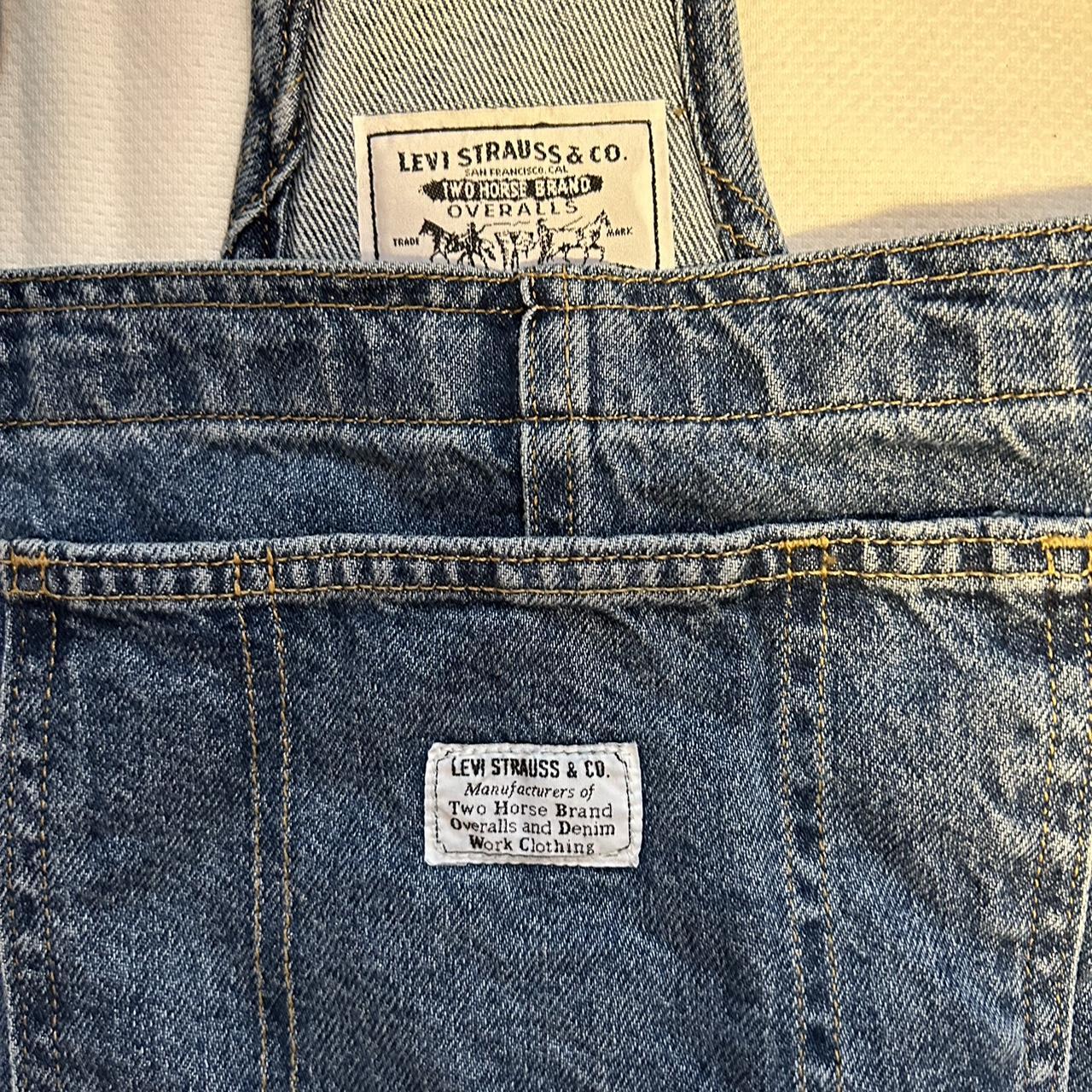 💙 Levi’s overall shorts 💙 -these done fit me... - Depop