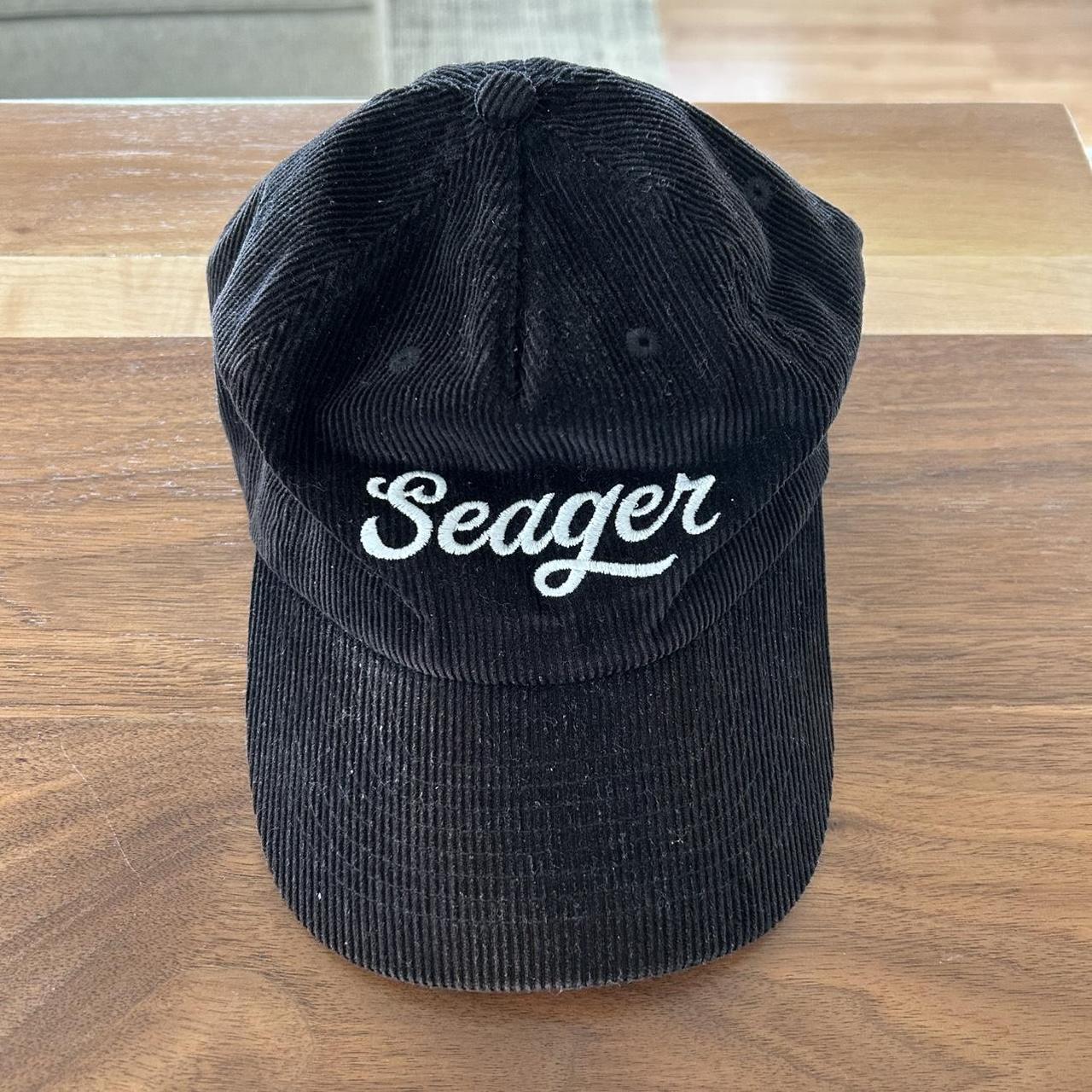 Seager corduroy snapback - Depop