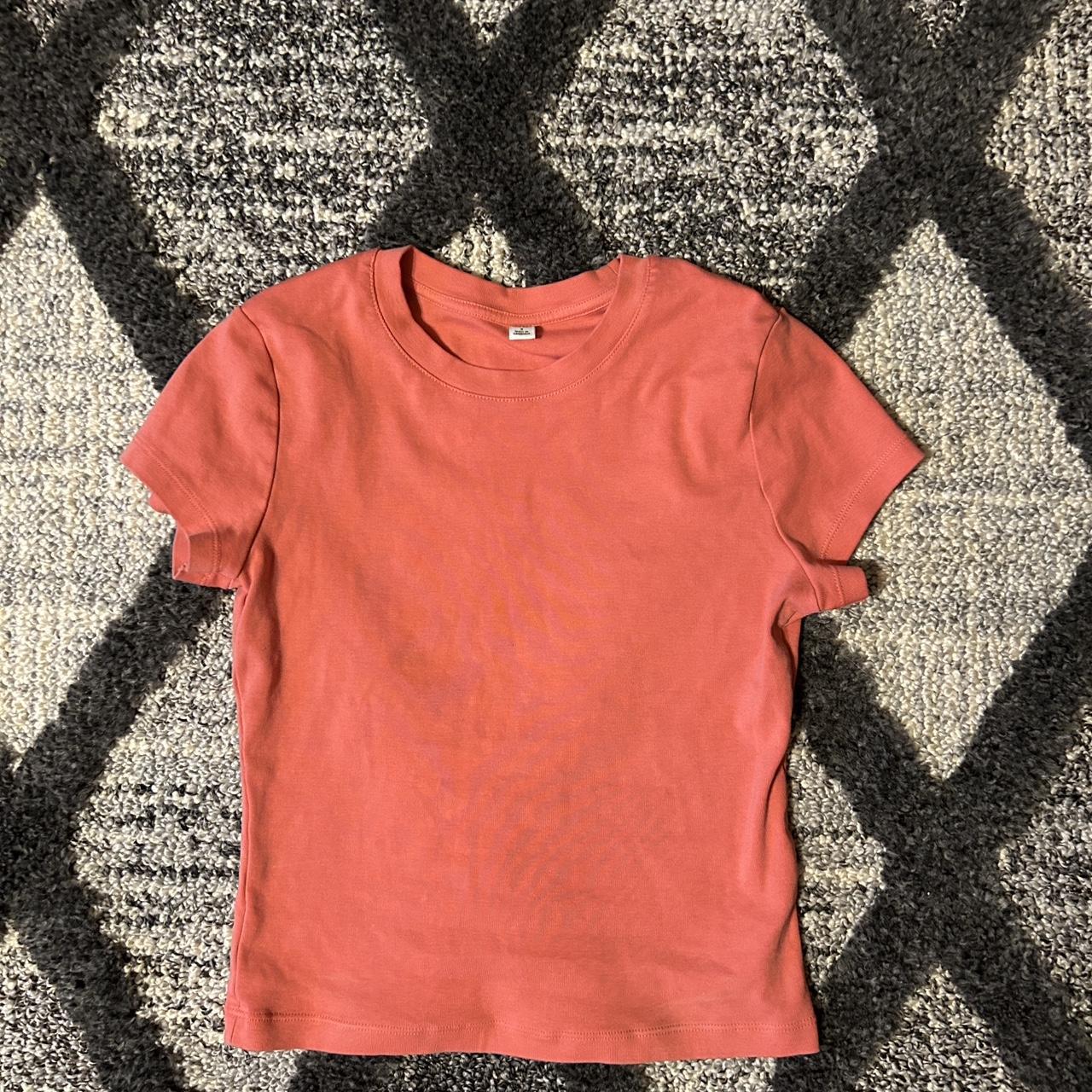 Small fitted coral tee from Uniqlo - Depop