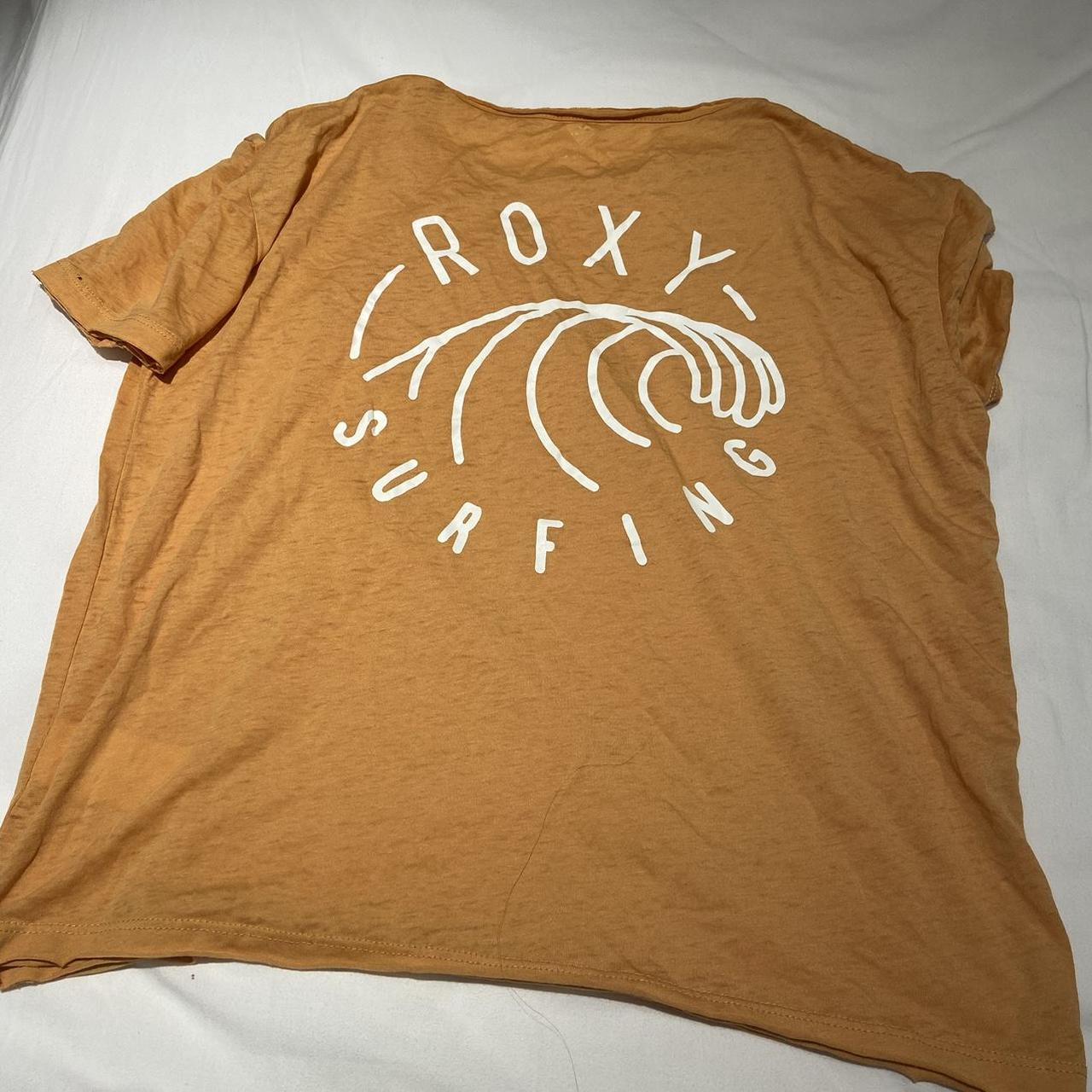 Roxy t-shirt perfect for the beach Pattern on the back - Depop