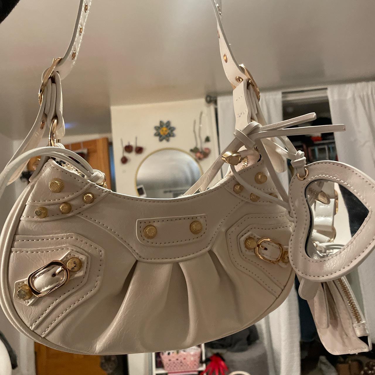 Super cute white purse ! - Depop
