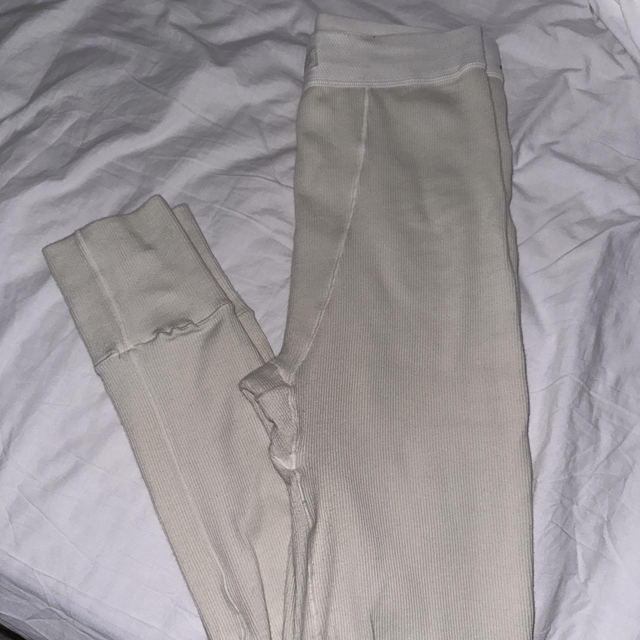 Skims Women's Cream Leggings | Depop