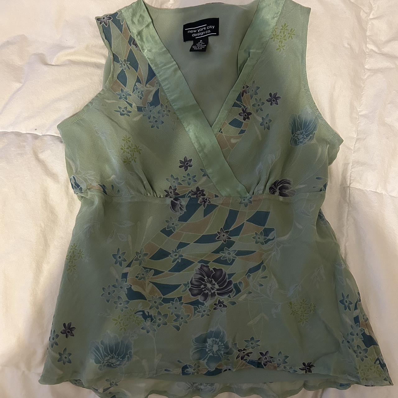 Flowy top with super unique floral pattern:) Size M... - Depop