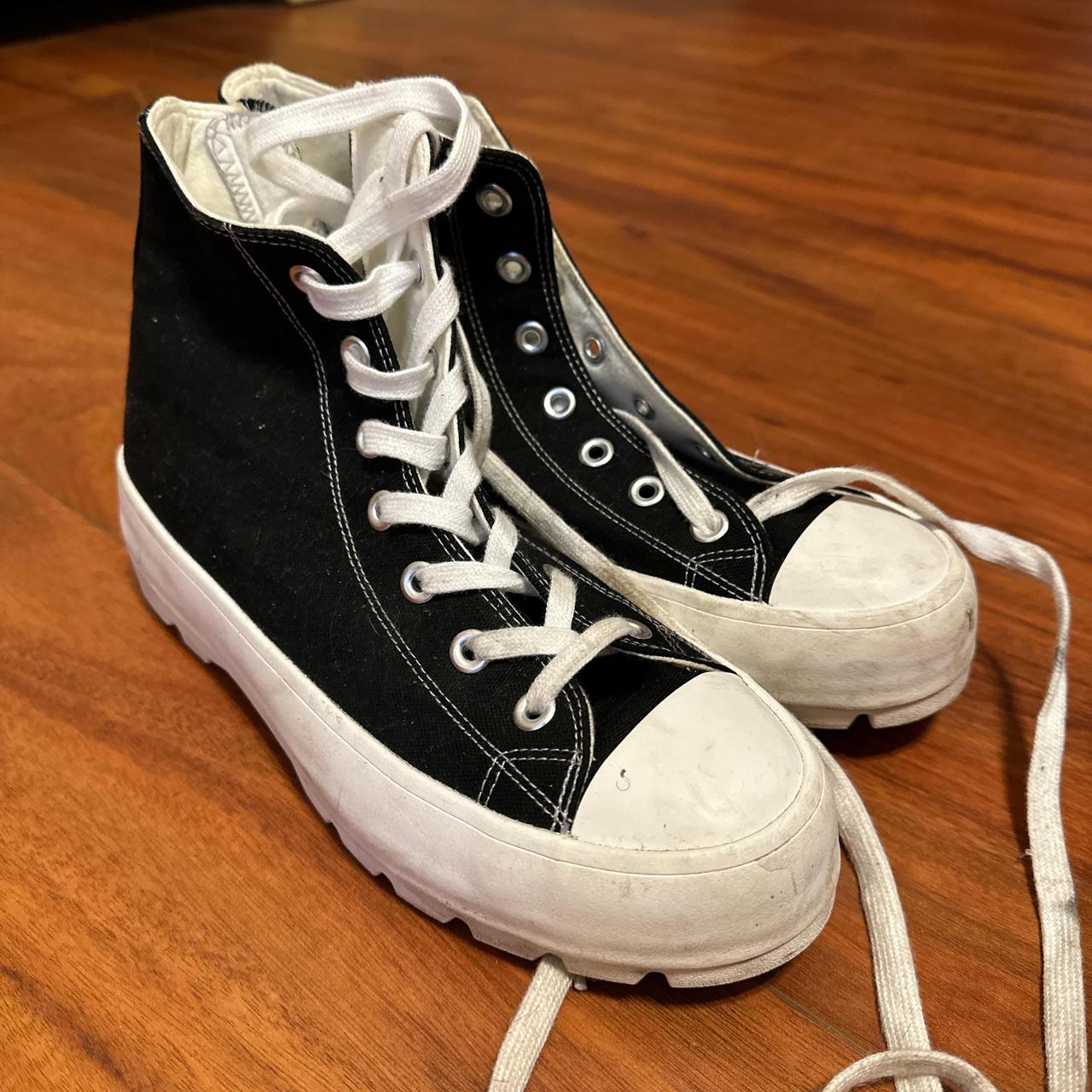 shoes that look just like converse, only worn a few... - Depop