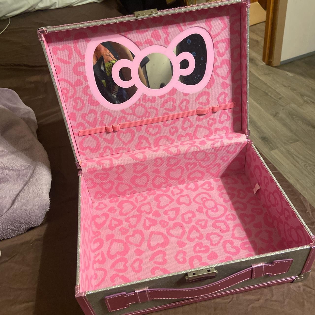 hello kitty makeup case in great condition - Depop