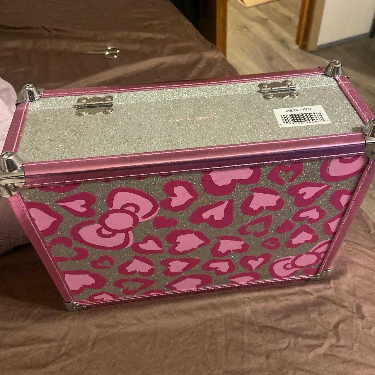 hello kitty makeup case in great condition - Depop