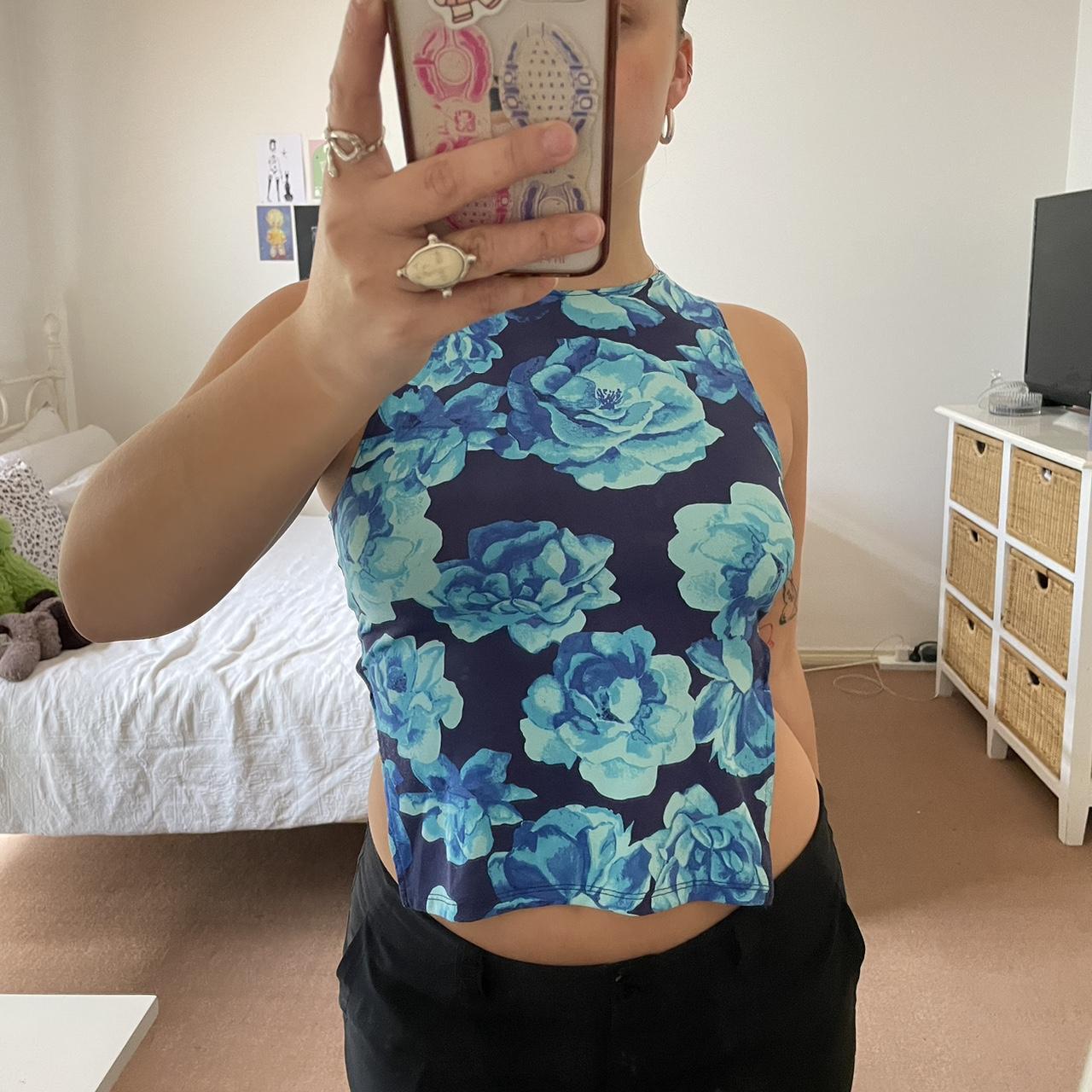 Super cute floral top This is nice thin material,... - Depop