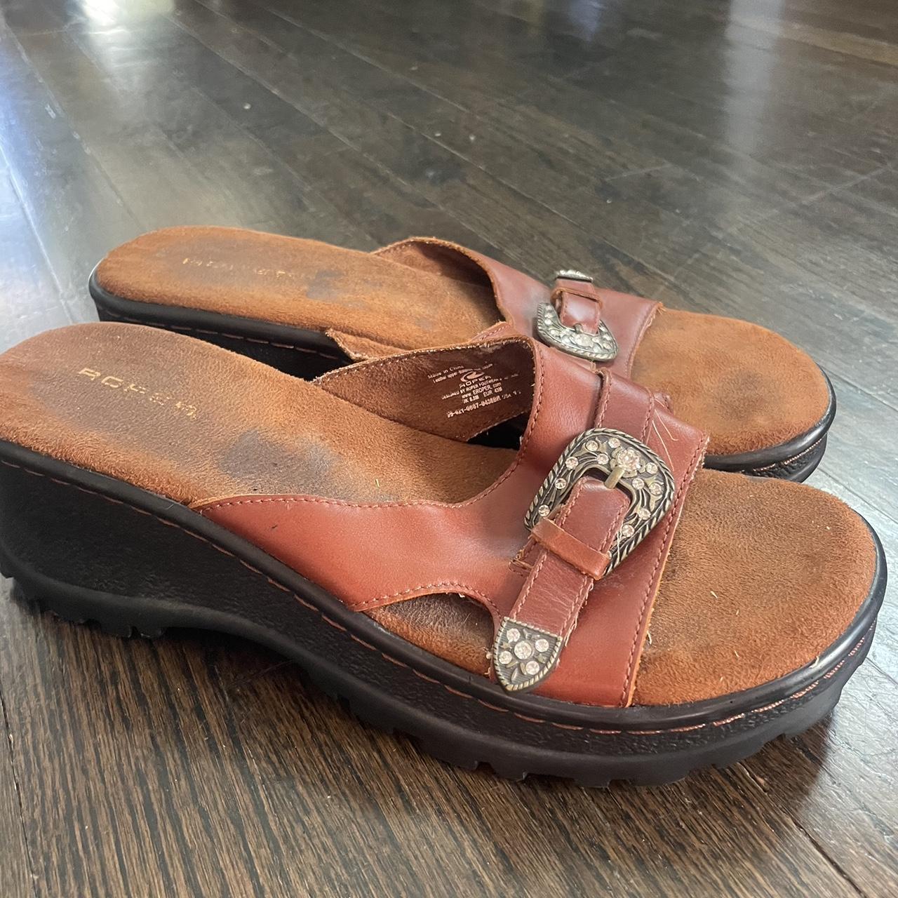 Adorable platform sandals with buckle detail!! - Depop