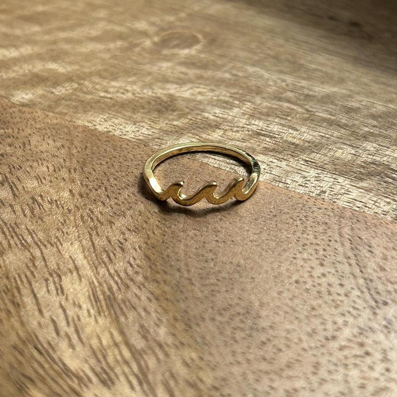 tri-wave gold ring — size 5/5.5 - Depop