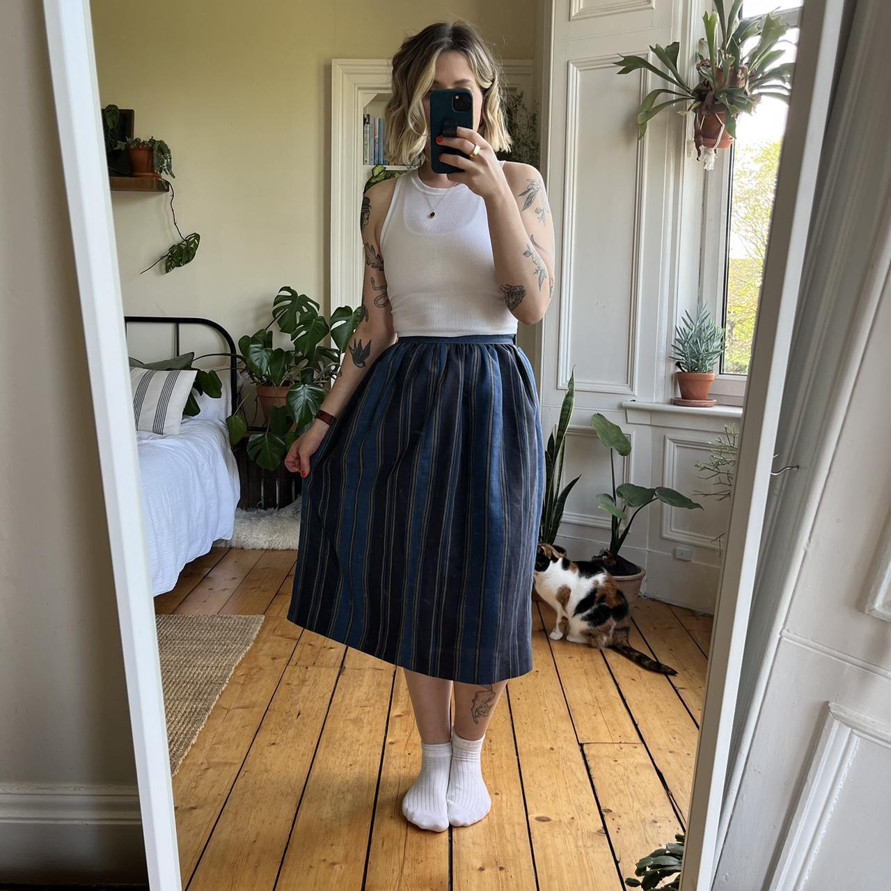 Vintage midi skirt // label says size 12 but runs... - Depop