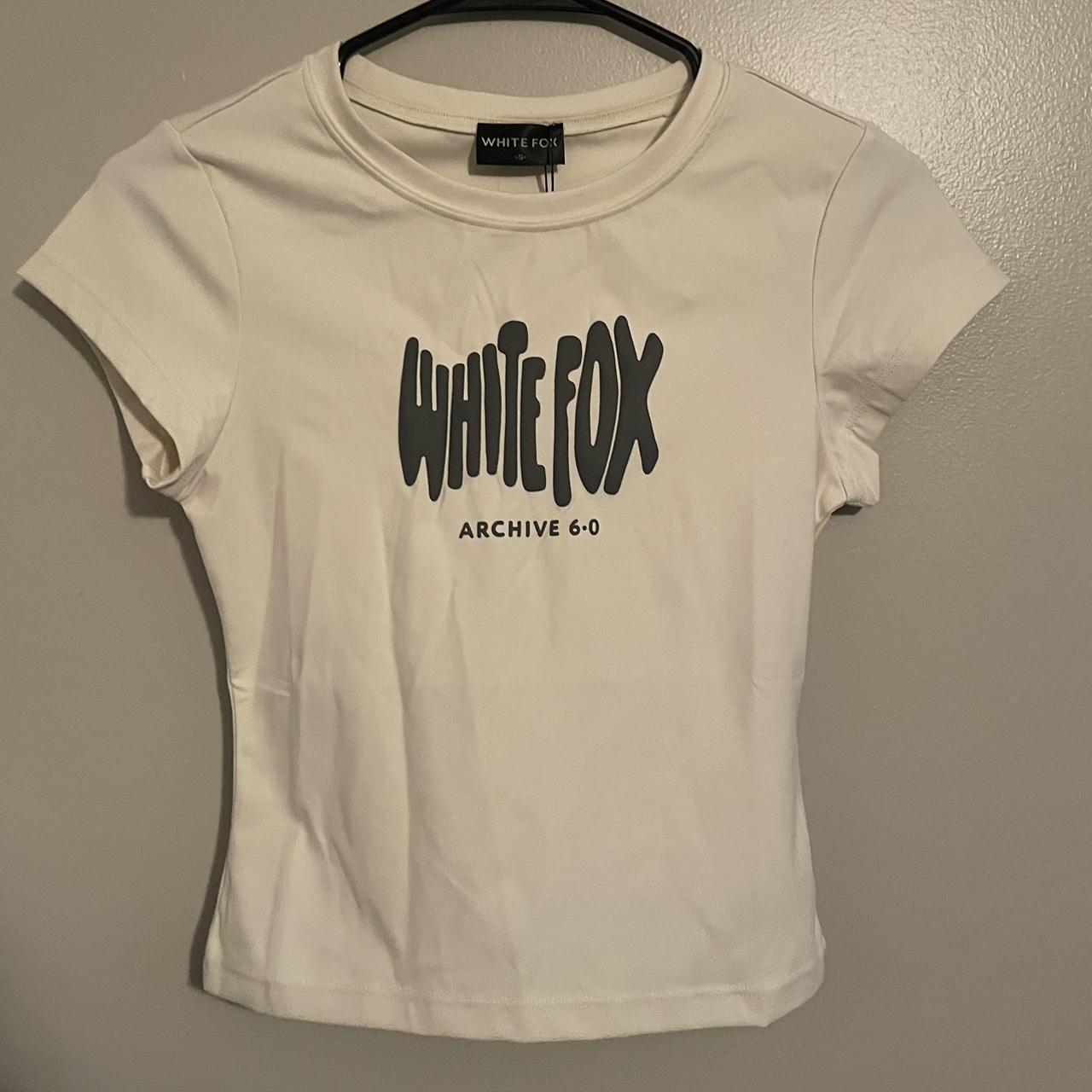 White fox mini tee | nwt | creme colored with grey... - Depop