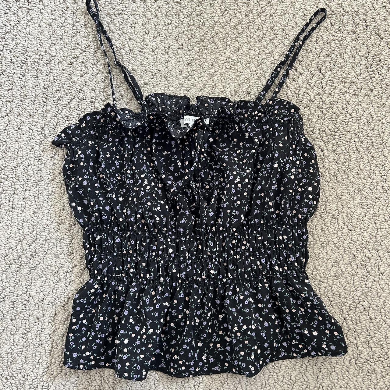 cute scrunched top never worn! shipping: $5.38 - Depop