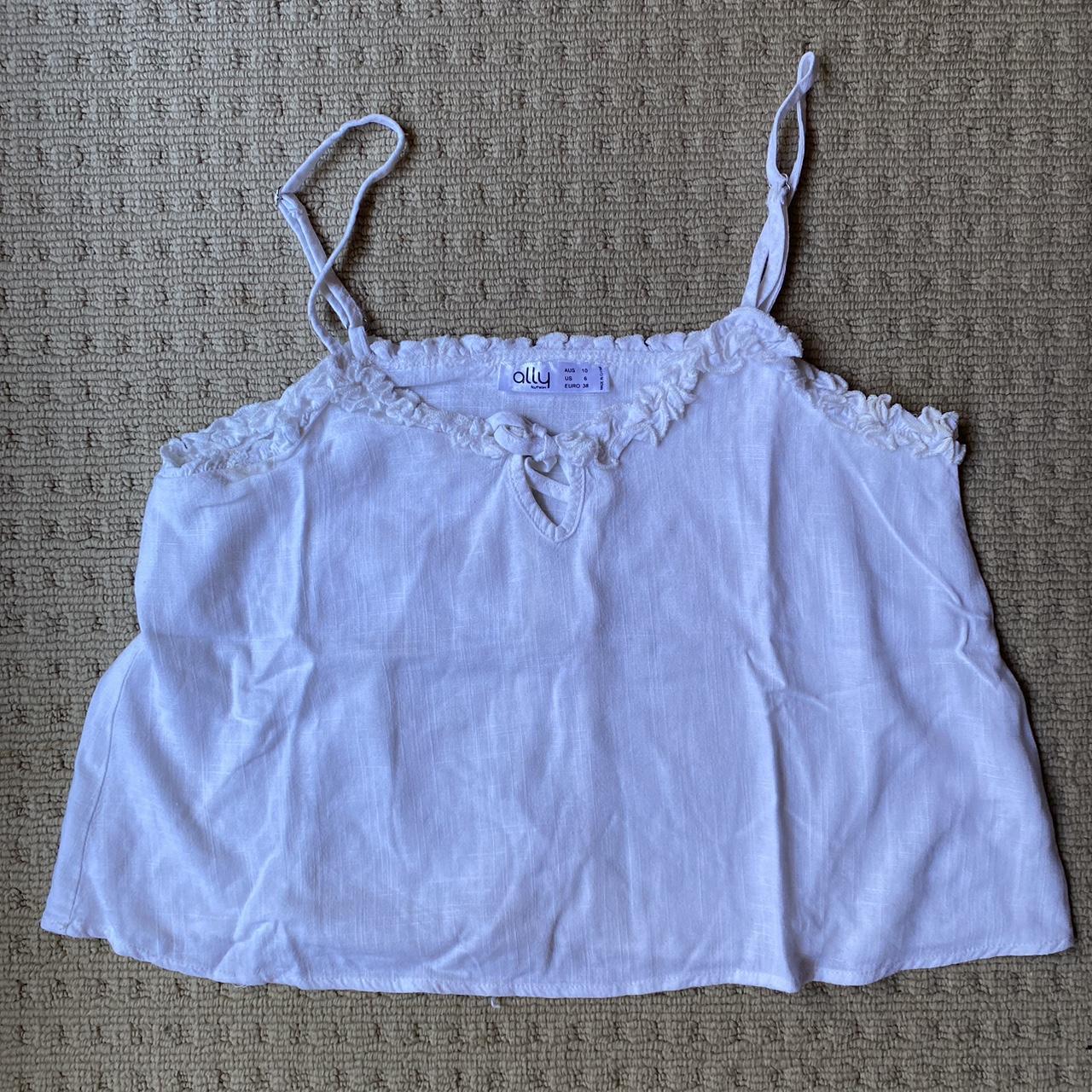Cute white top, worn a few times just don’t wear... - Depop