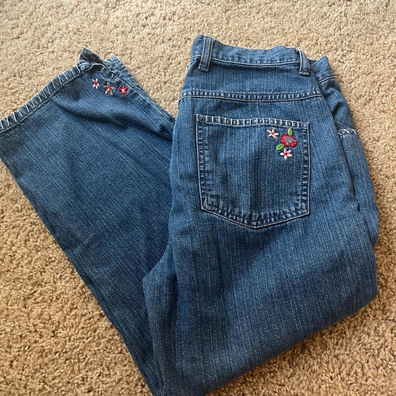 Cute capris with small embroidered flowers. - Depop