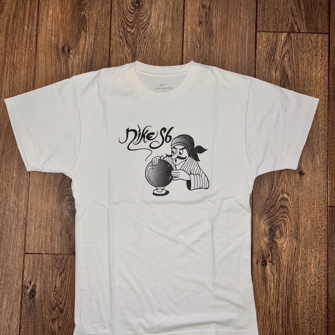 Nike Men's Black and White T-shirt | Depop