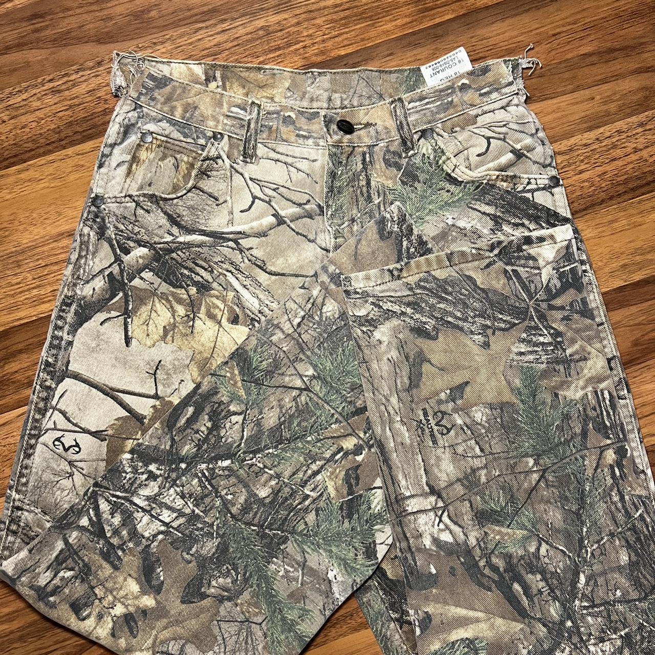 wrangler x realtree pants waist- 26 small cuts on sides - Depop