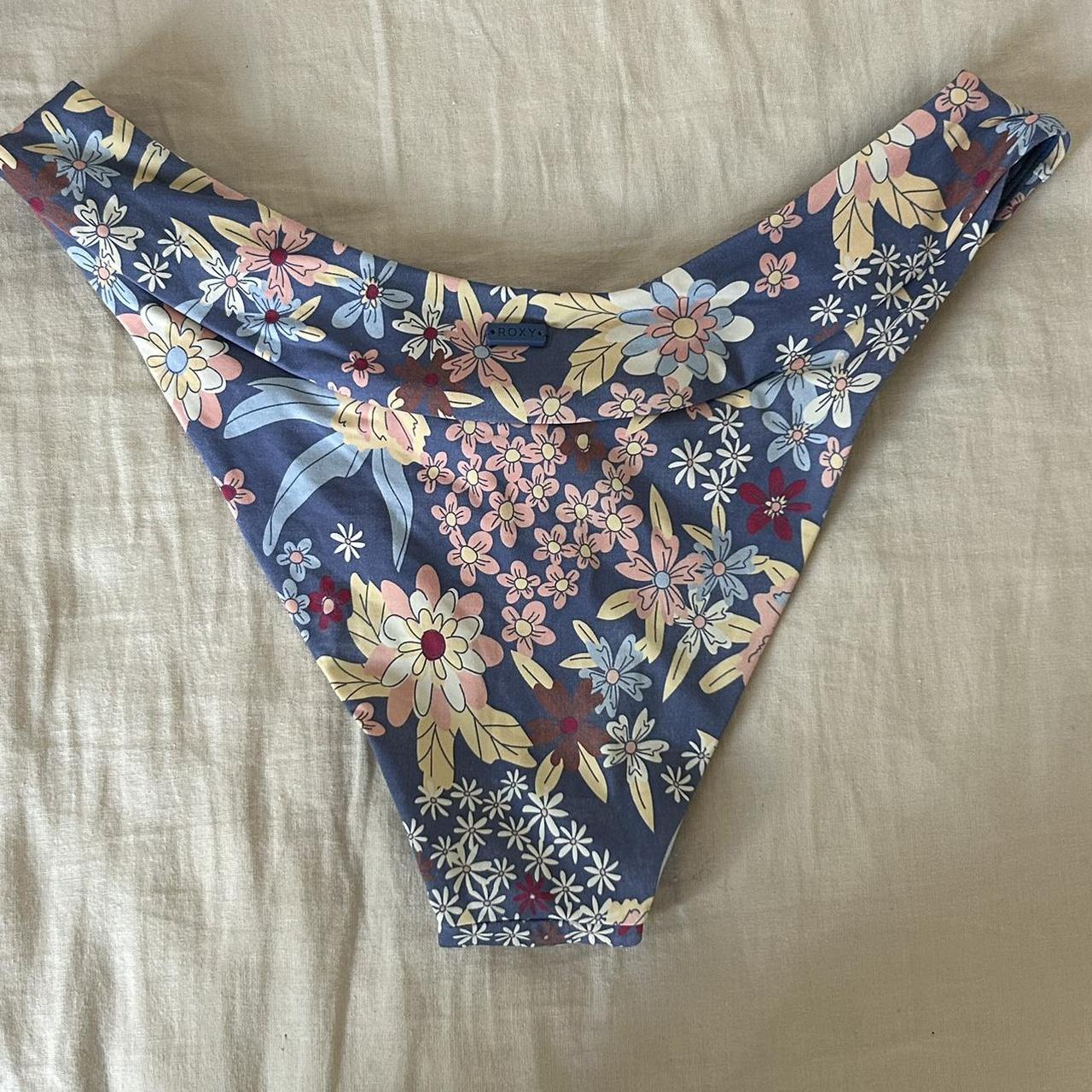 roxy blue and pink floral bikini bottoms! size... - Depop