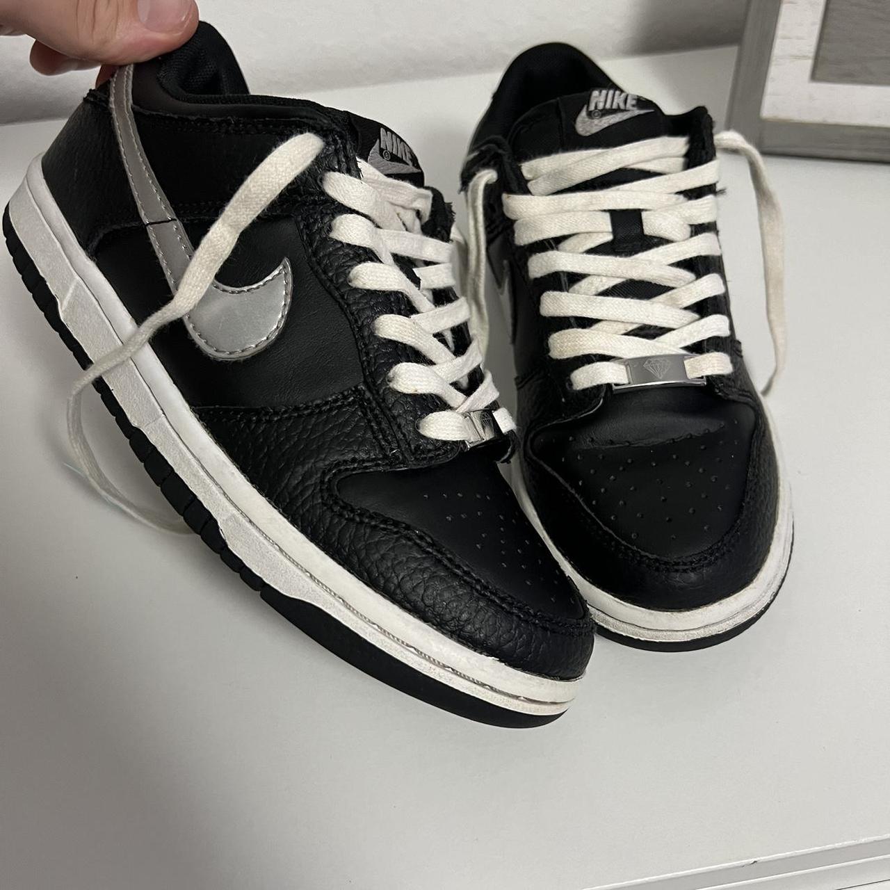 NIKE SILVER DIAMOND DUNKS Size - 4Youth