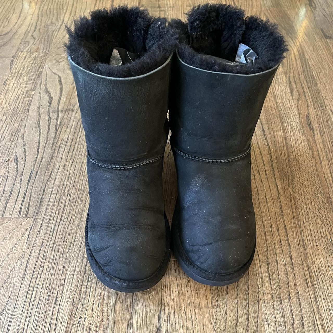 Womens 5-5.5 ribbon back uggs. Good over all... - Depop