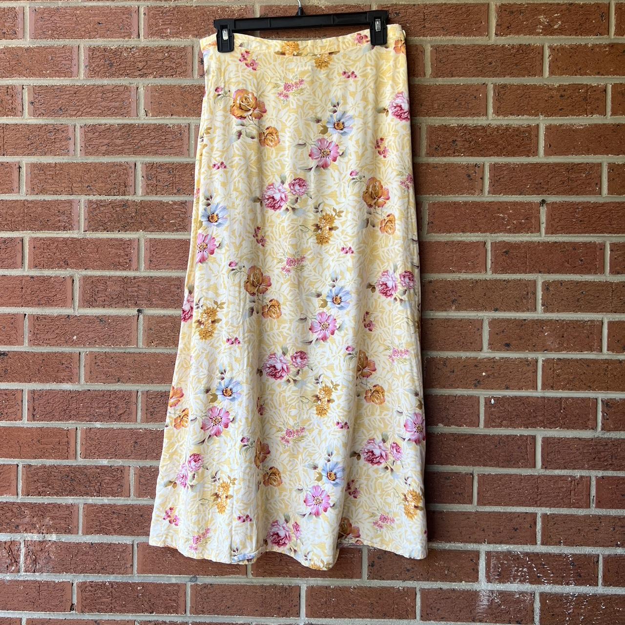 Vintage floral maxi skirt. Size M. Fits like a size 6/7 - Depop