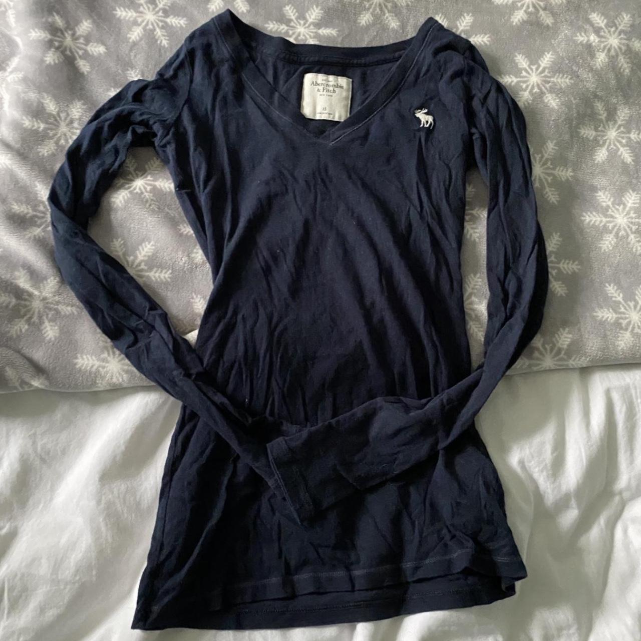 2000s Abercrombie & Fitch form fitting v-neck navy top! - Depop