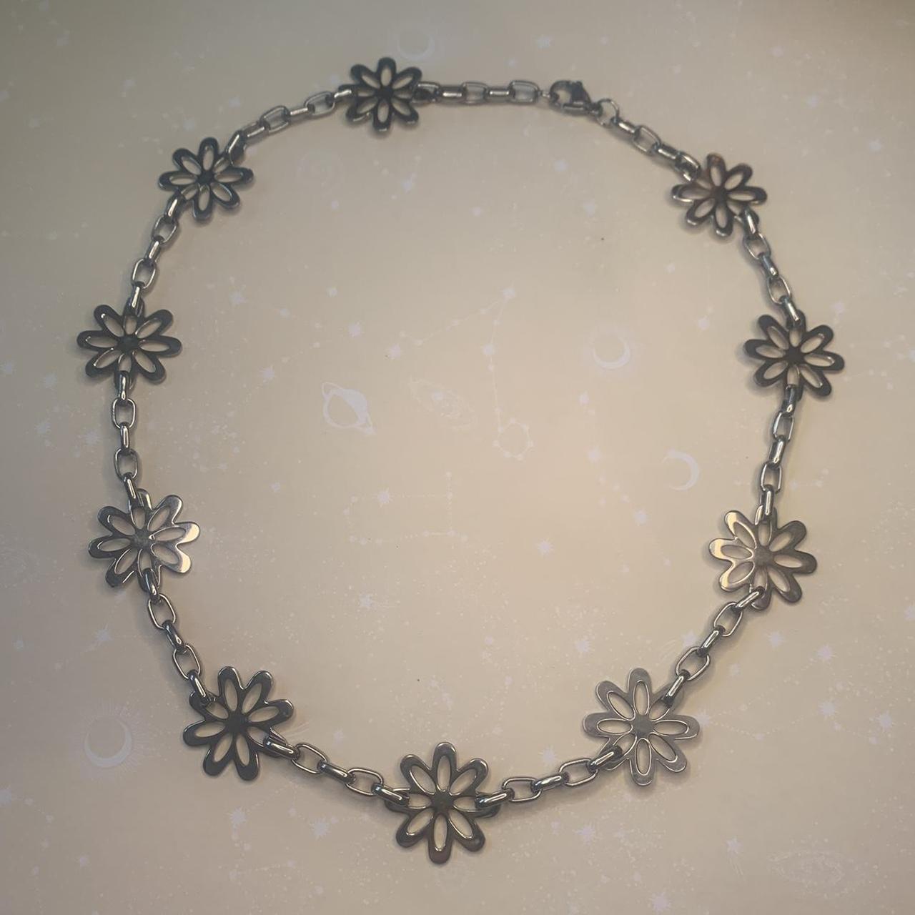 daisy flower chain necklace THE LOWDON ️... - Depop