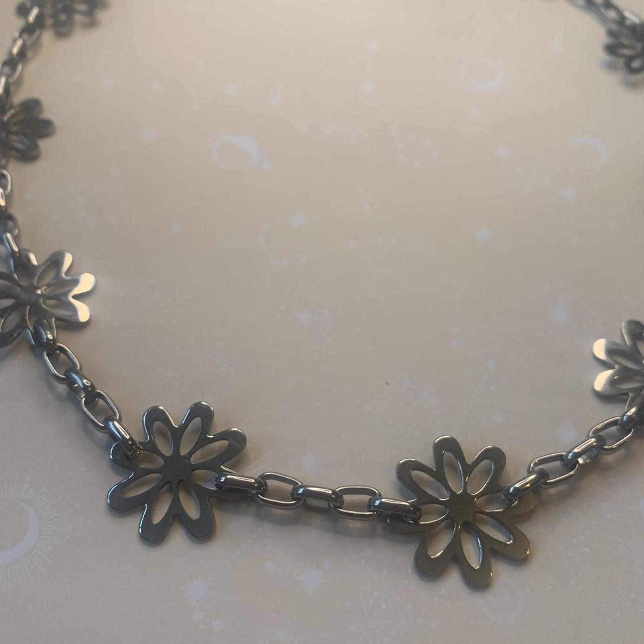 daisy flower chain necklace THE LOWDON ️... - Depop