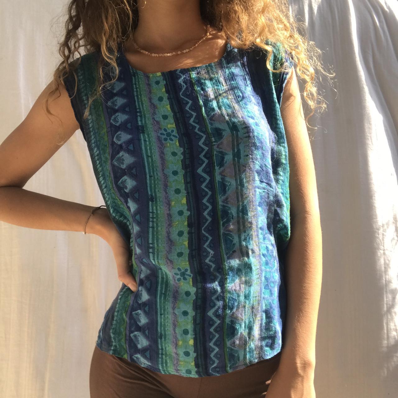 Beaut 90’s top with a funky blue print 🌀 Cute button... - Depop