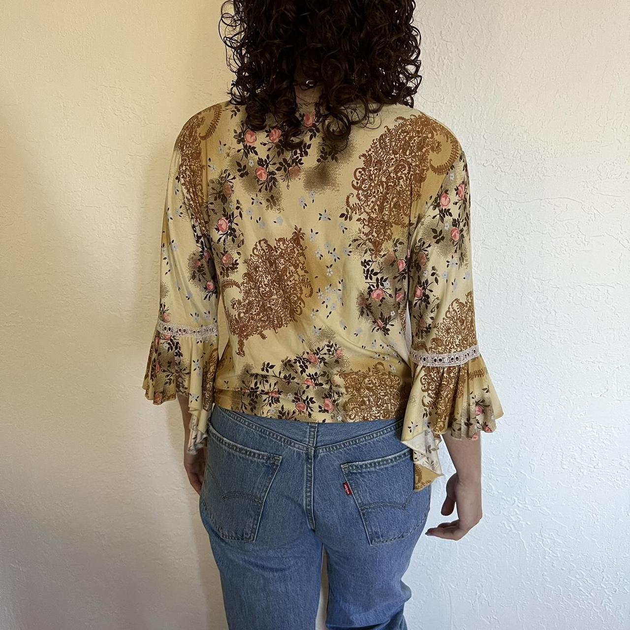 Adorable early 2000s Y2k peasant floral top.... - Depop