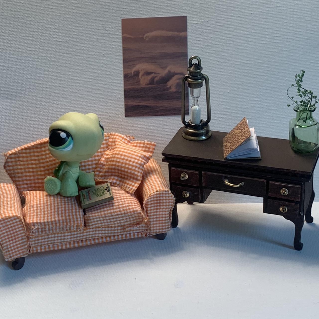 LPS 321 green turtle-teal eyes (items in background... - Depop