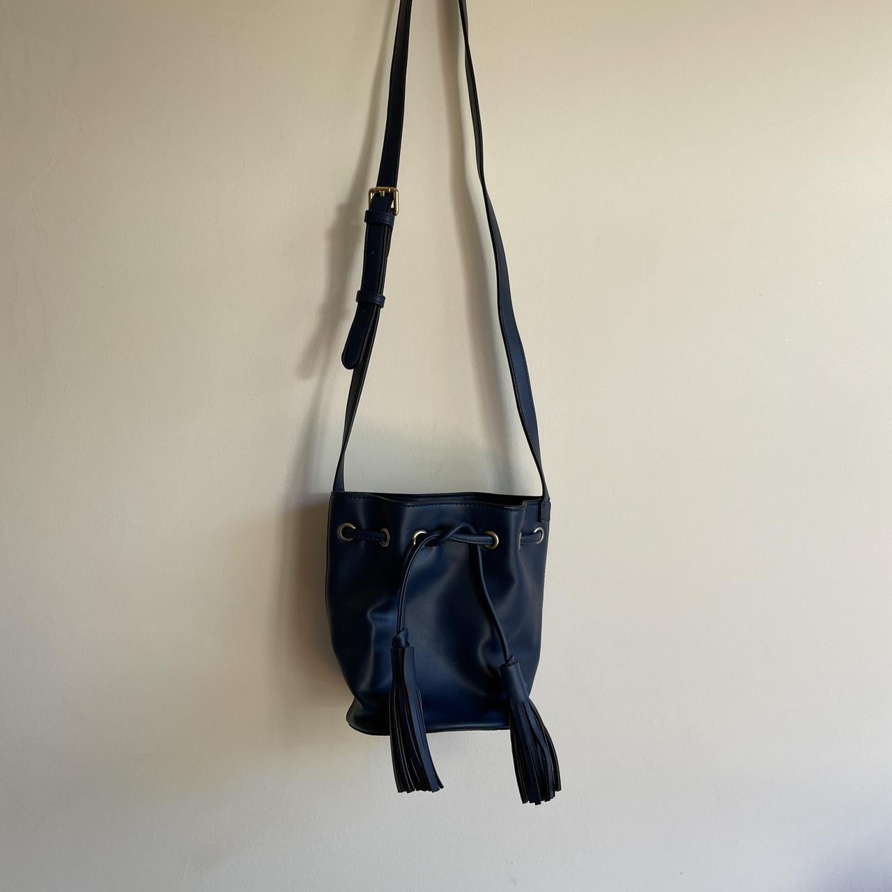 Navy Drawstring Handbag In great condition! - Depop