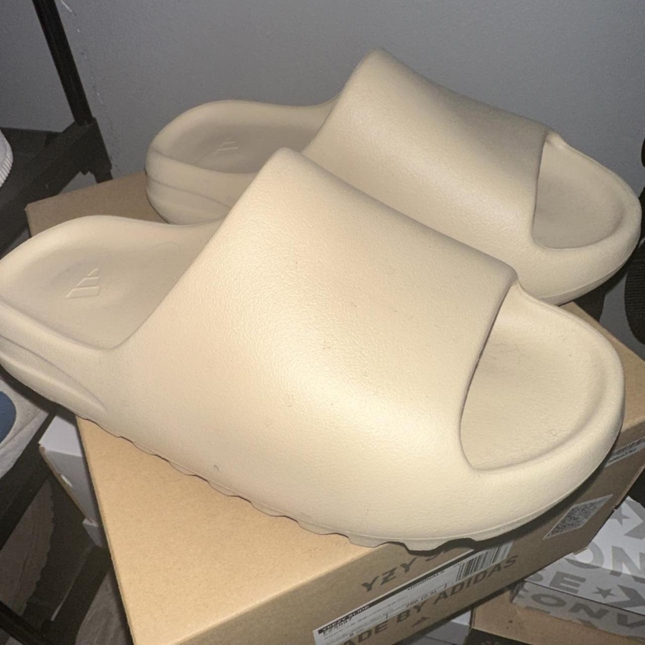 Yeezy Men's Cream Slides | Depop