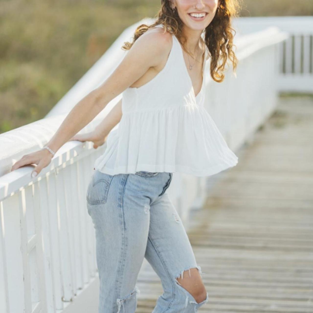 Cute flowwy v neck white tank top - Depop