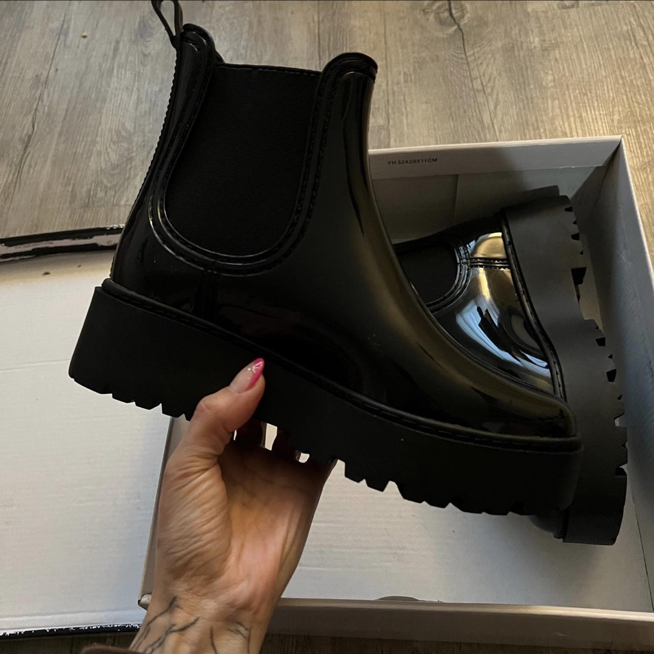DV by Dulce Vita Black platform Chelsea boots Size... - Depop