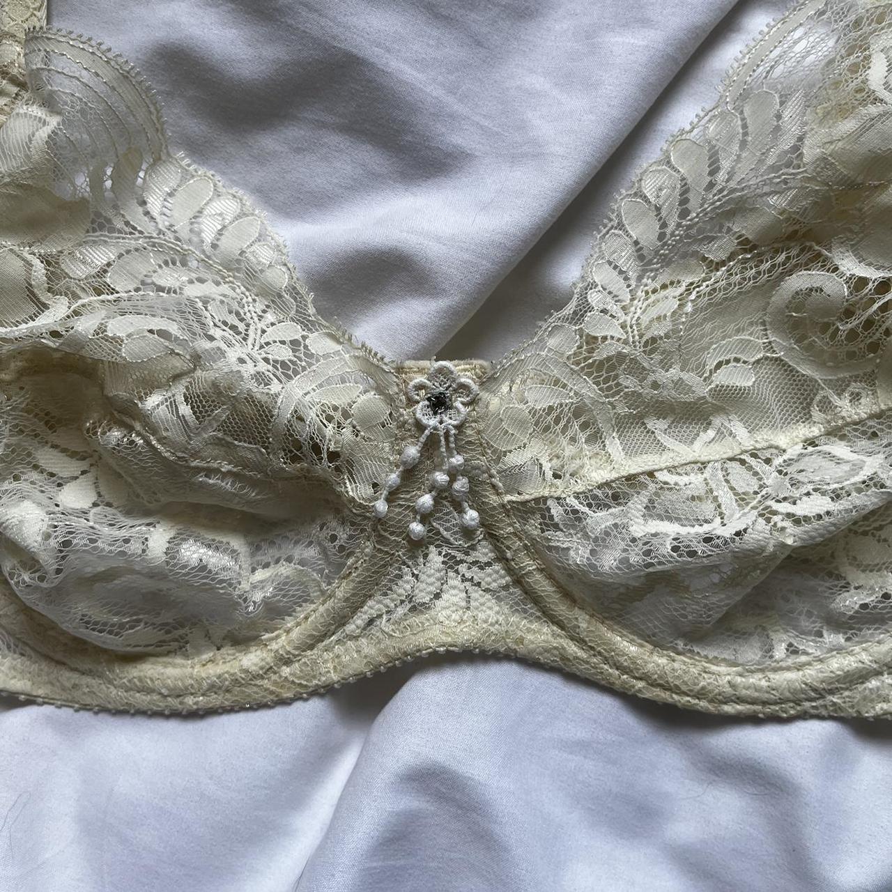 beautiful vintage lace underwire bra in cream/ivory... - Depop