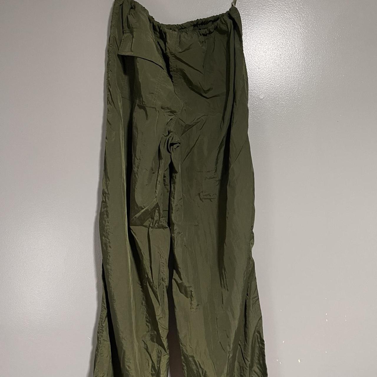 Lightweight army green parachute pants Worn... - Depop
