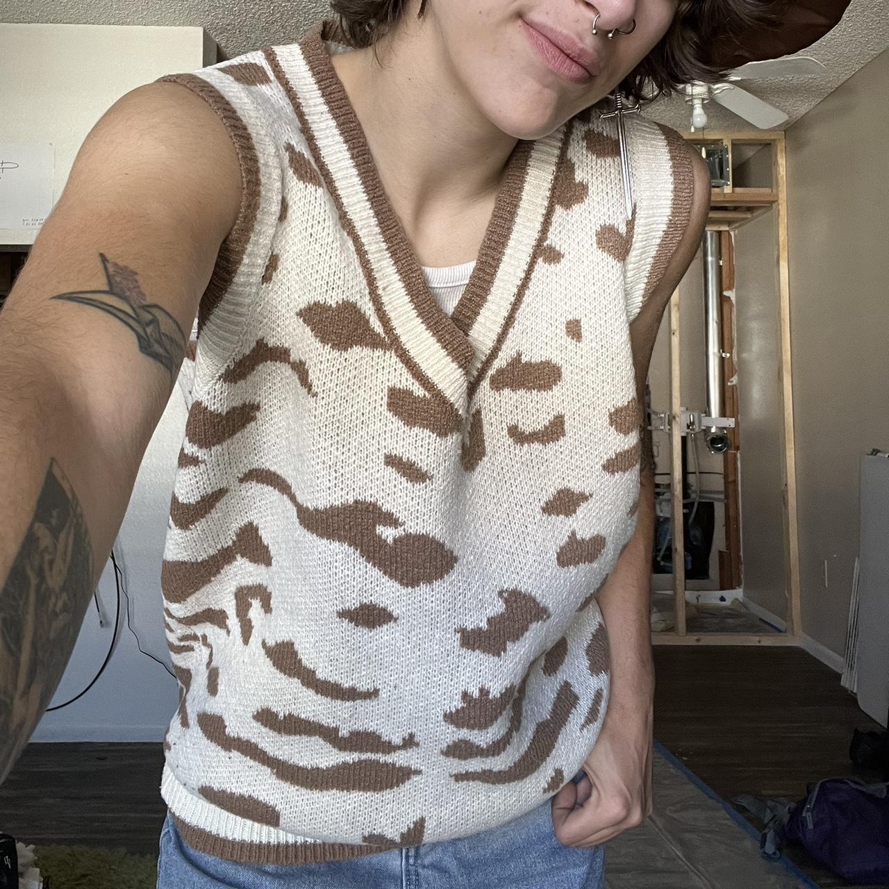 giraffe print sweater vest - Depop