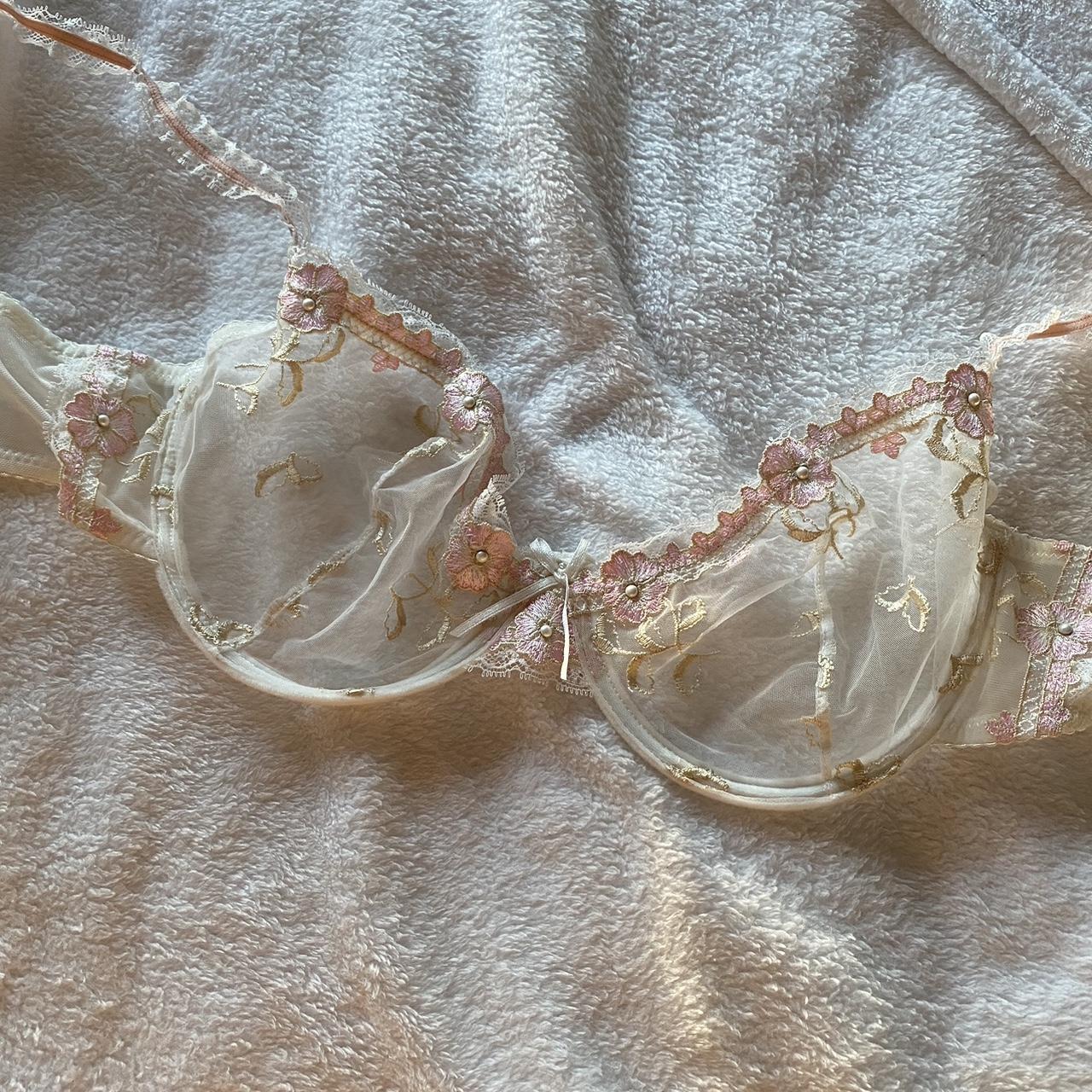 Vintage bra So lovely and the lace trim is so pretty - Depop