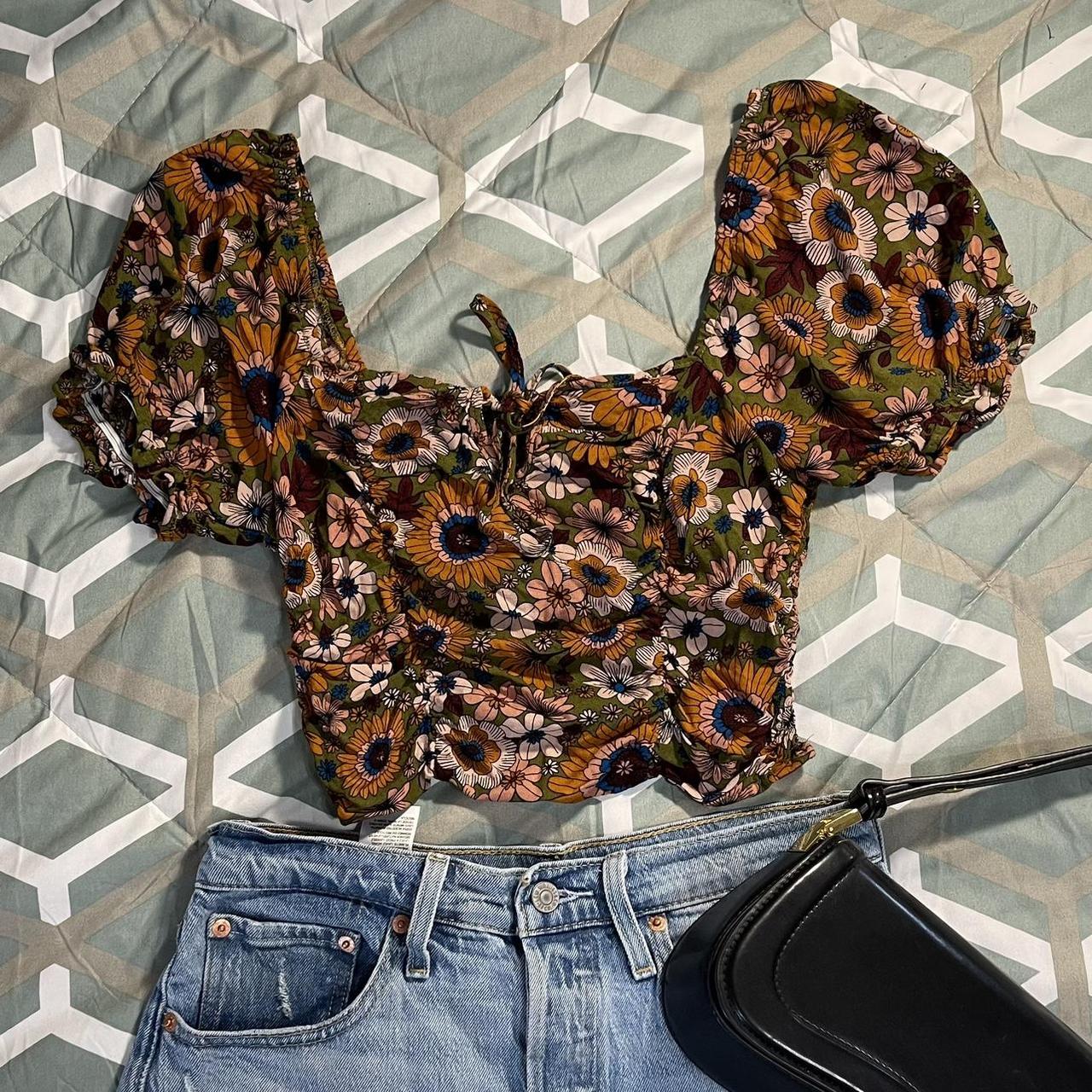 Super cute top size small! It looks so cute on but... - Depop