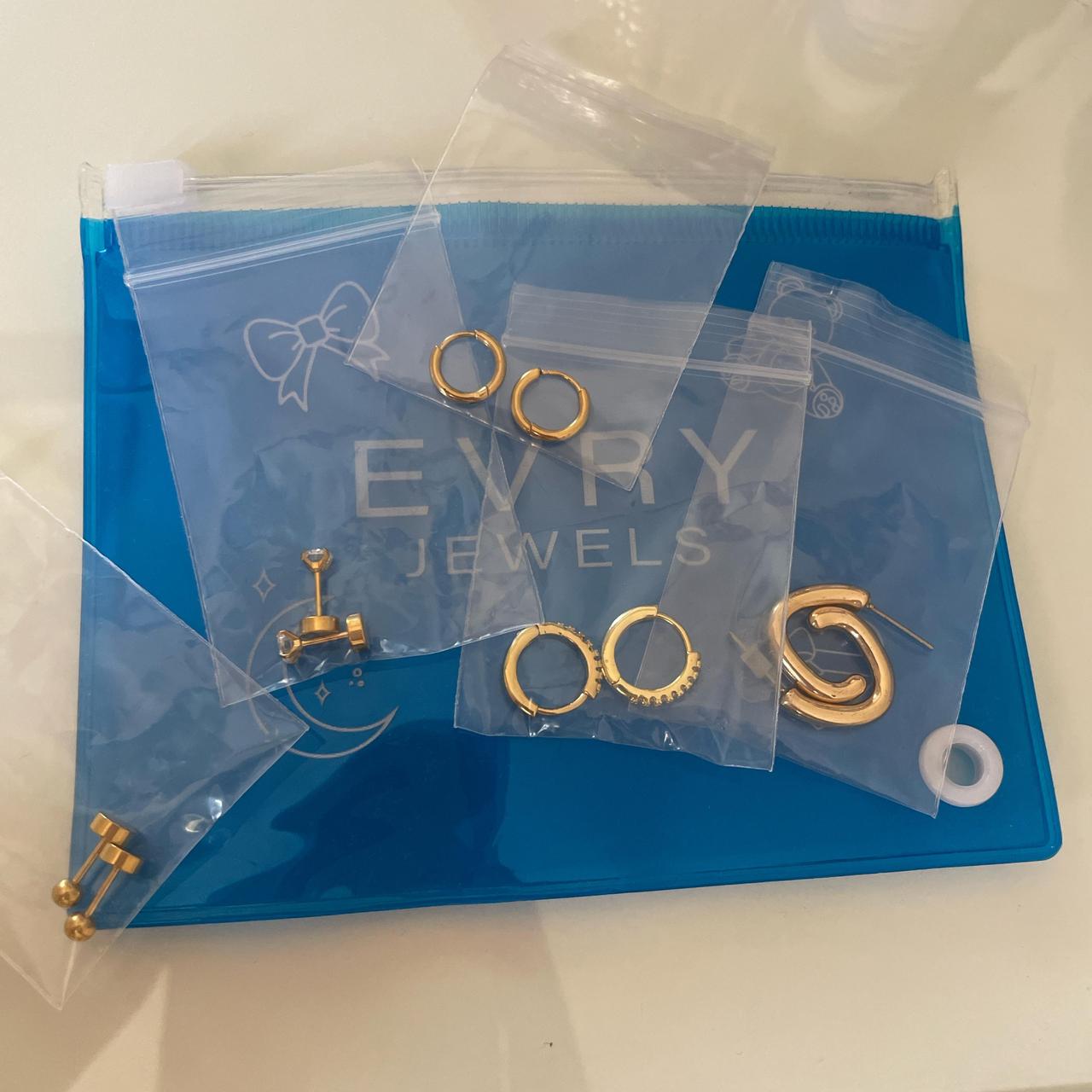 evry jewels bundle retail is over $100 - Depop