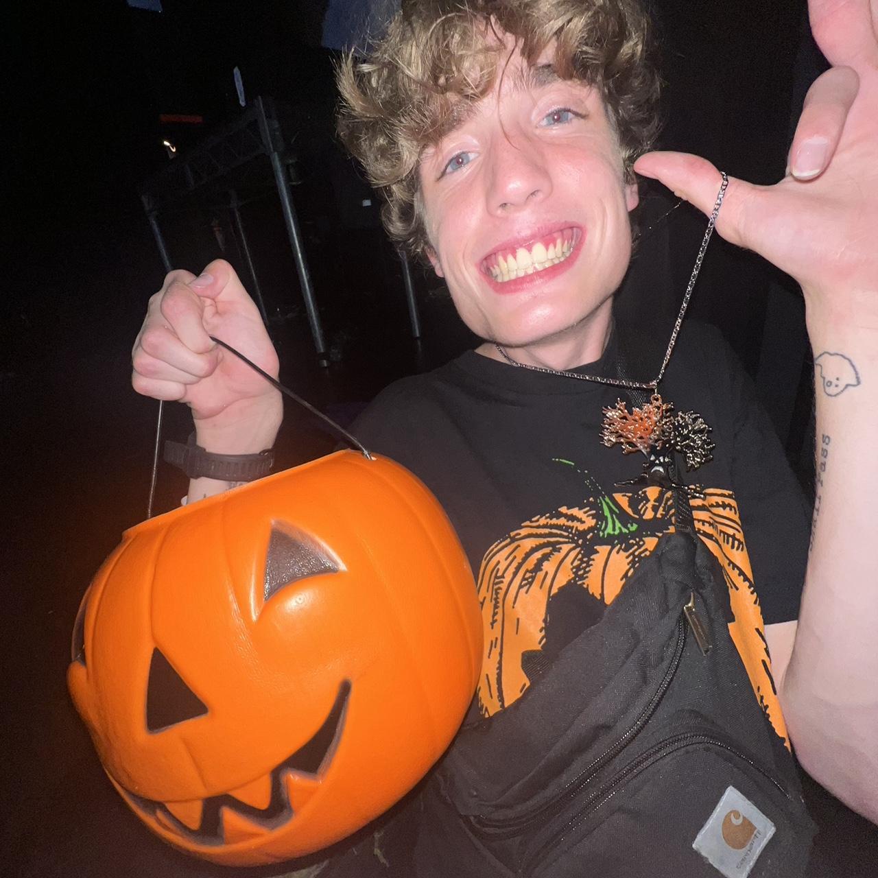 READ DESC MINI HAROLD CHAIN FROM FIRST HAUNTED... - Depop