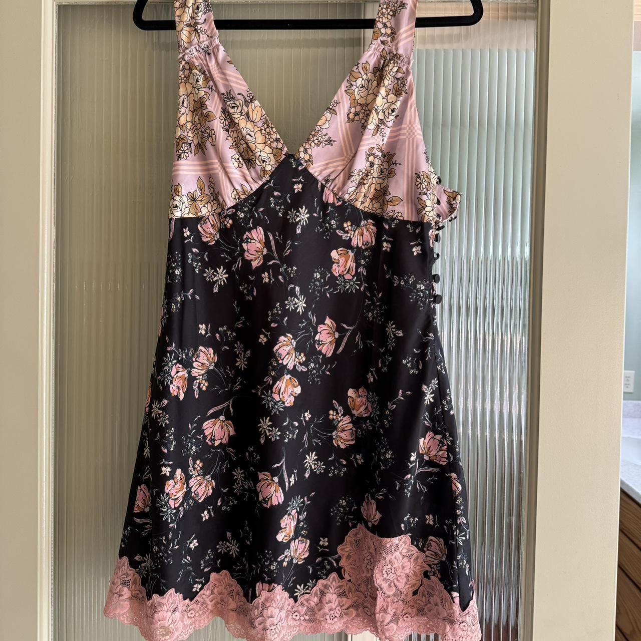 Pretty silk Free People dress in excellent... - Depop
