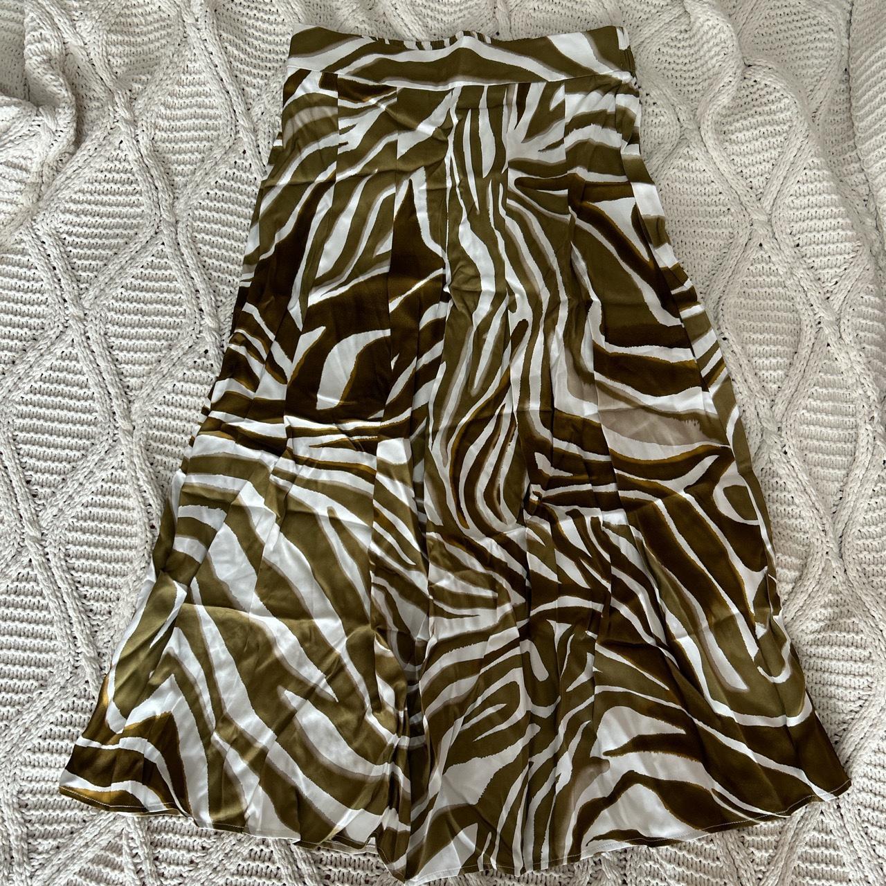 T. Tahari Olive Zebra Printed Pleated Skirt Fits... - Depop