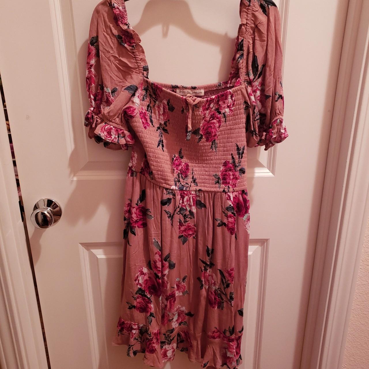 Dusty pink rose pattern dress Features a ruched... - Depop